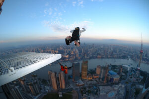 BASE Jumping – A Beginner’s Guide to This Extreme Sport - Funderhub